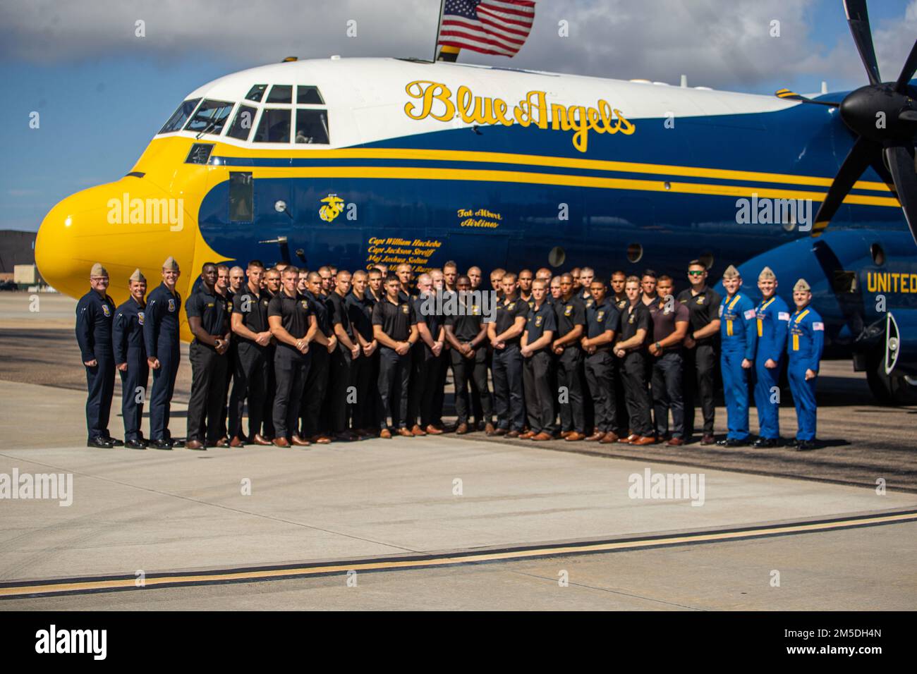 Marines with the Silent Drill Platoon stand for a photo with the Blue ...