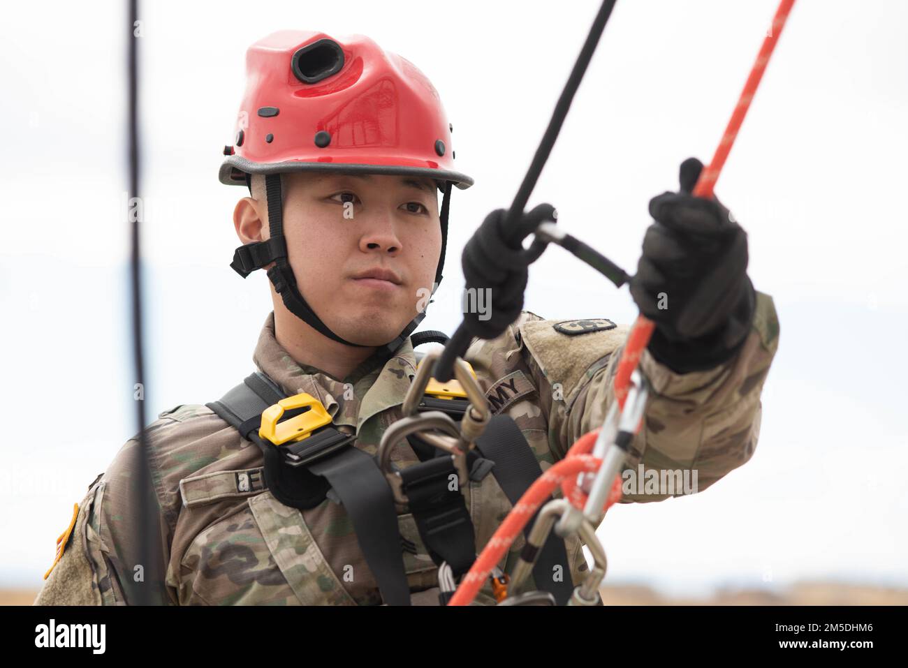 A Colorado Army National Guard member trains in high-angle rescue and ...