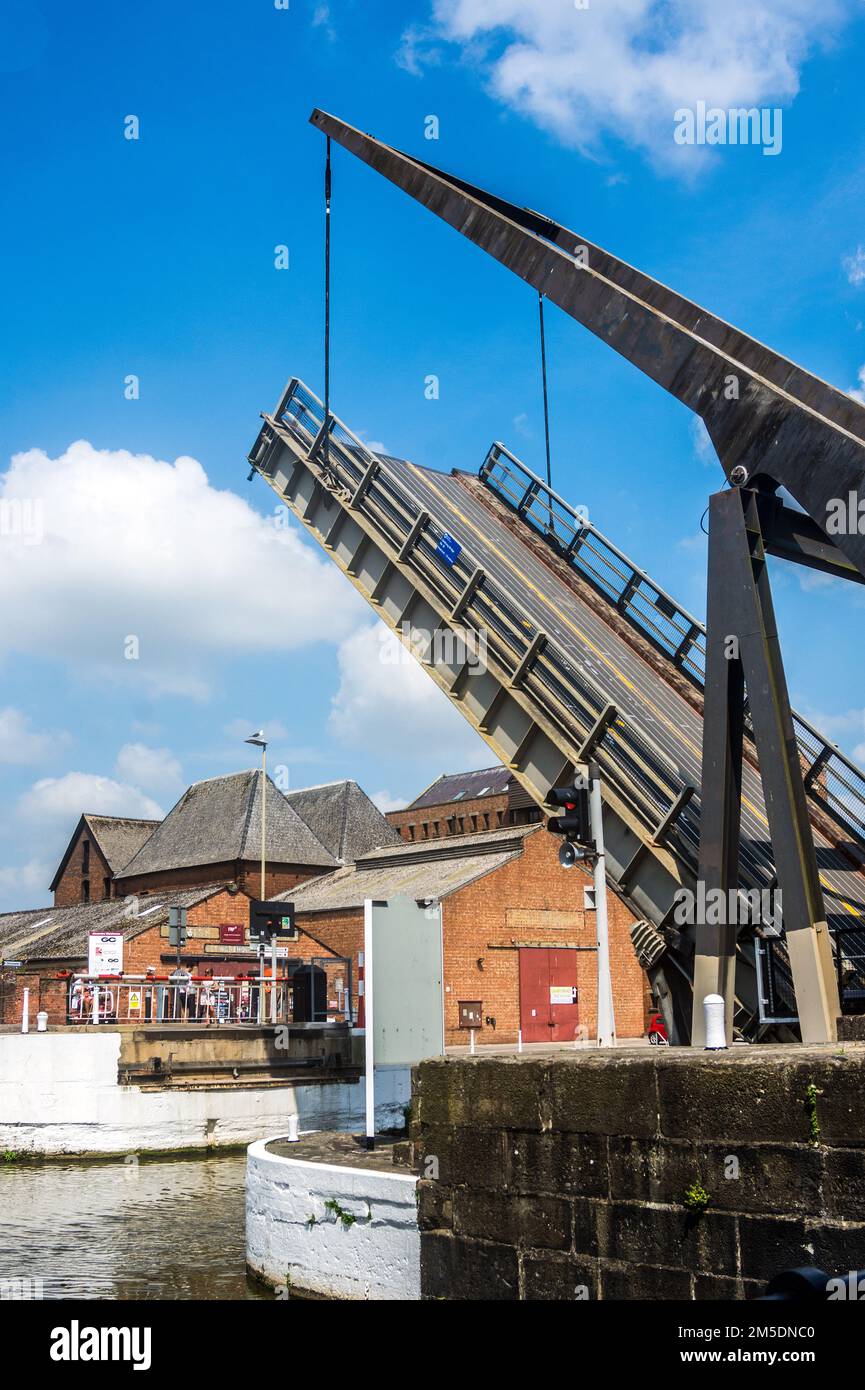 Draw bridge at the entrance to Gloucester docks Stock Photo - Alamy