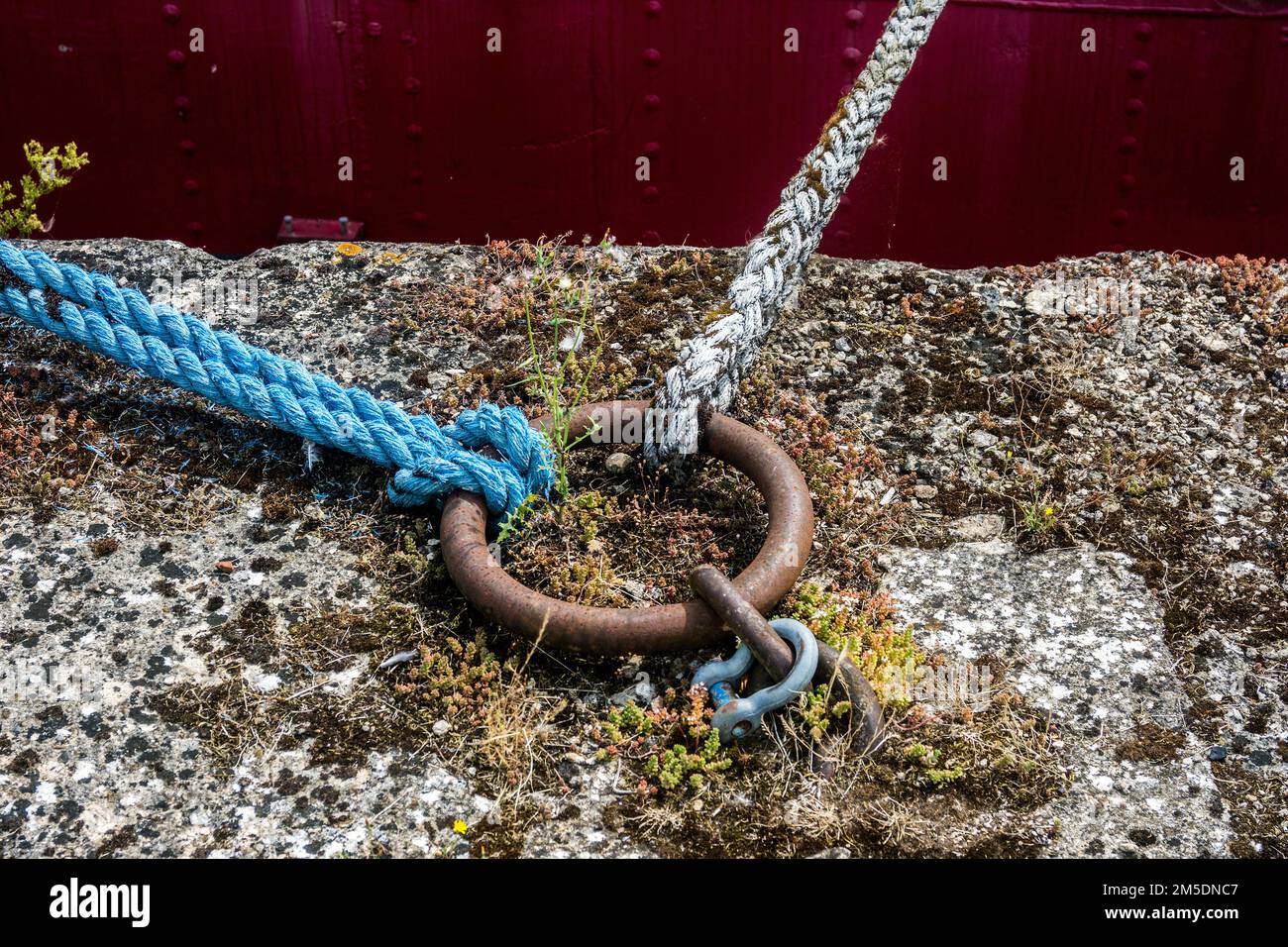 Mooring ropes secure a vessel to the quay side Stock Photo - Alamy