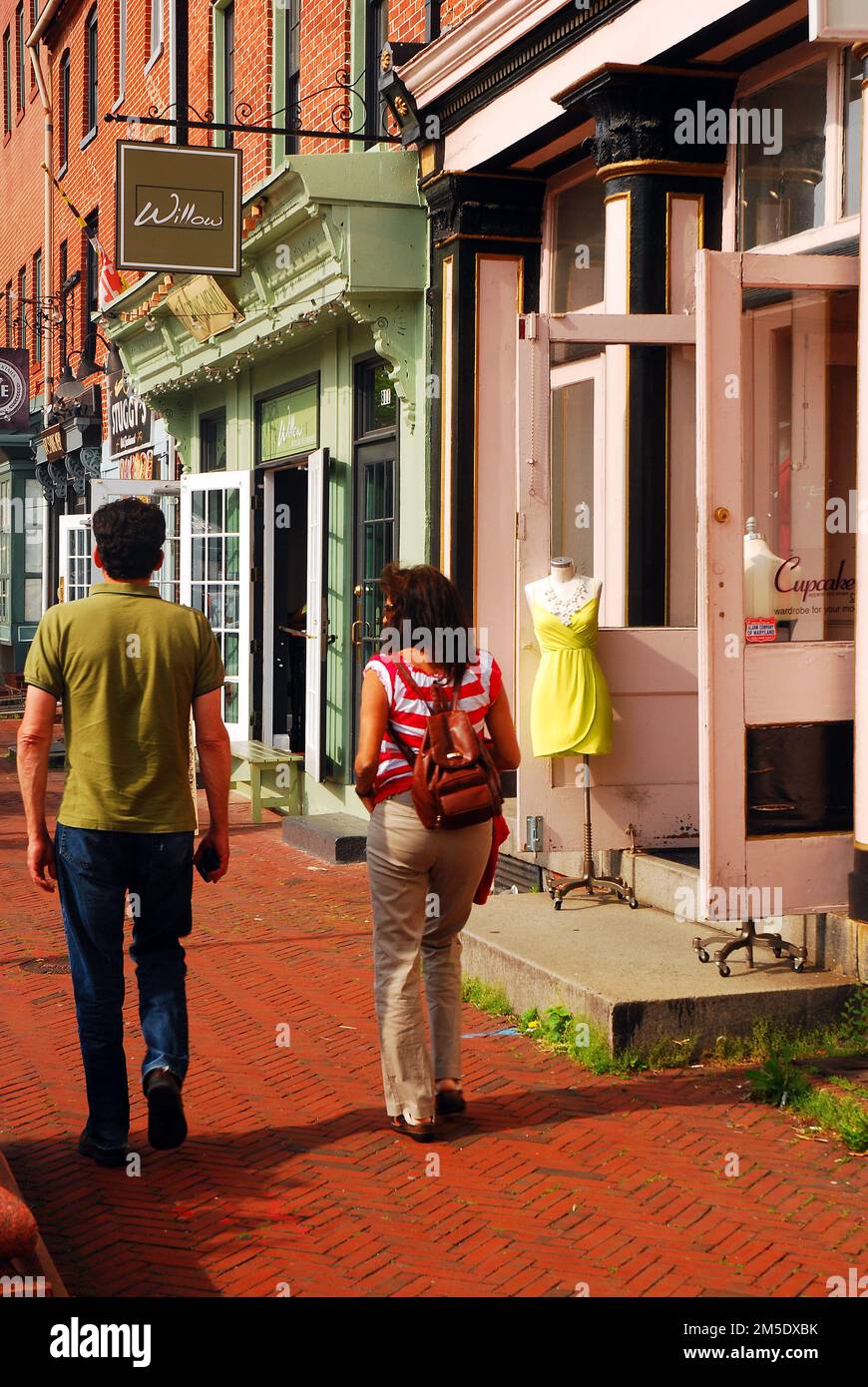 A couple walks along the historic streets of the fells Point ...