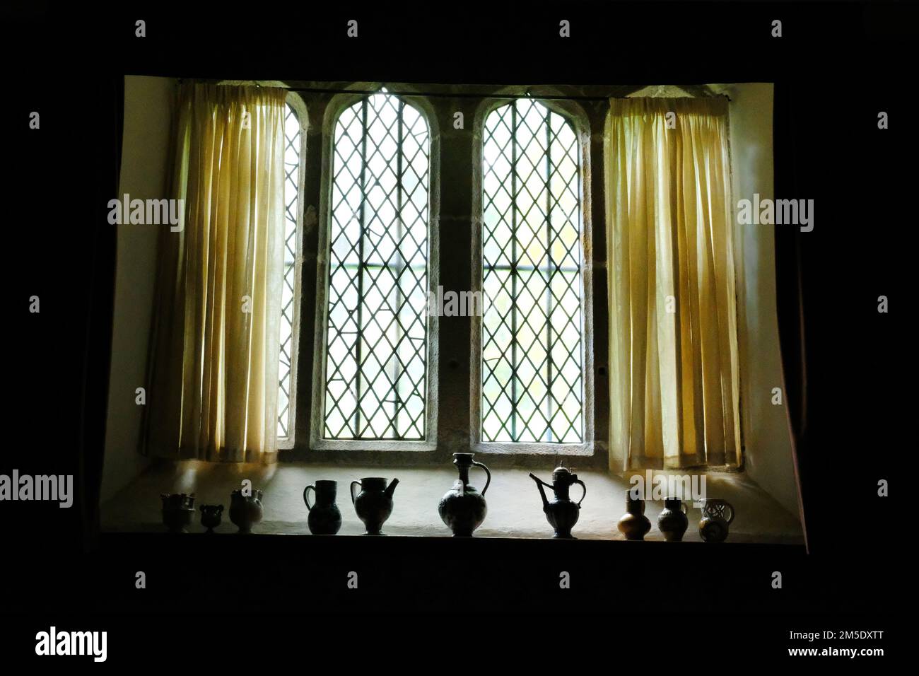 Medieval windows hi-res stock photography and images - Alamy