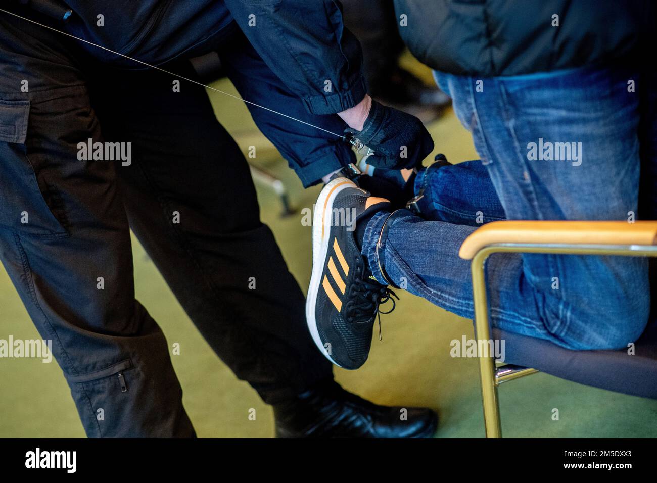 Verden, Germany. 28th Dec, 2022. A court official opens the defendant's ...