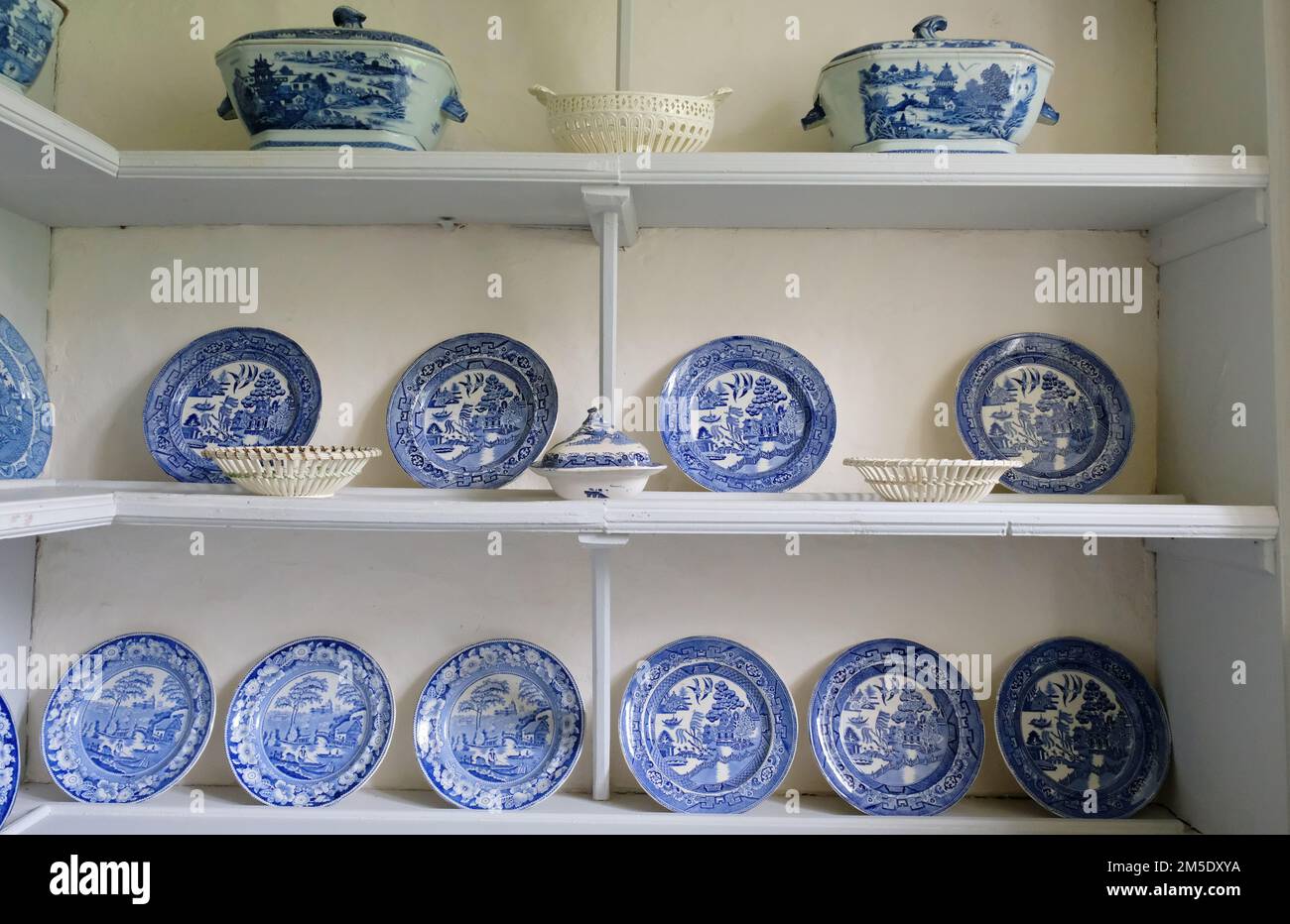 Blue pottery pattern hi-res stock photography and images - Alamy