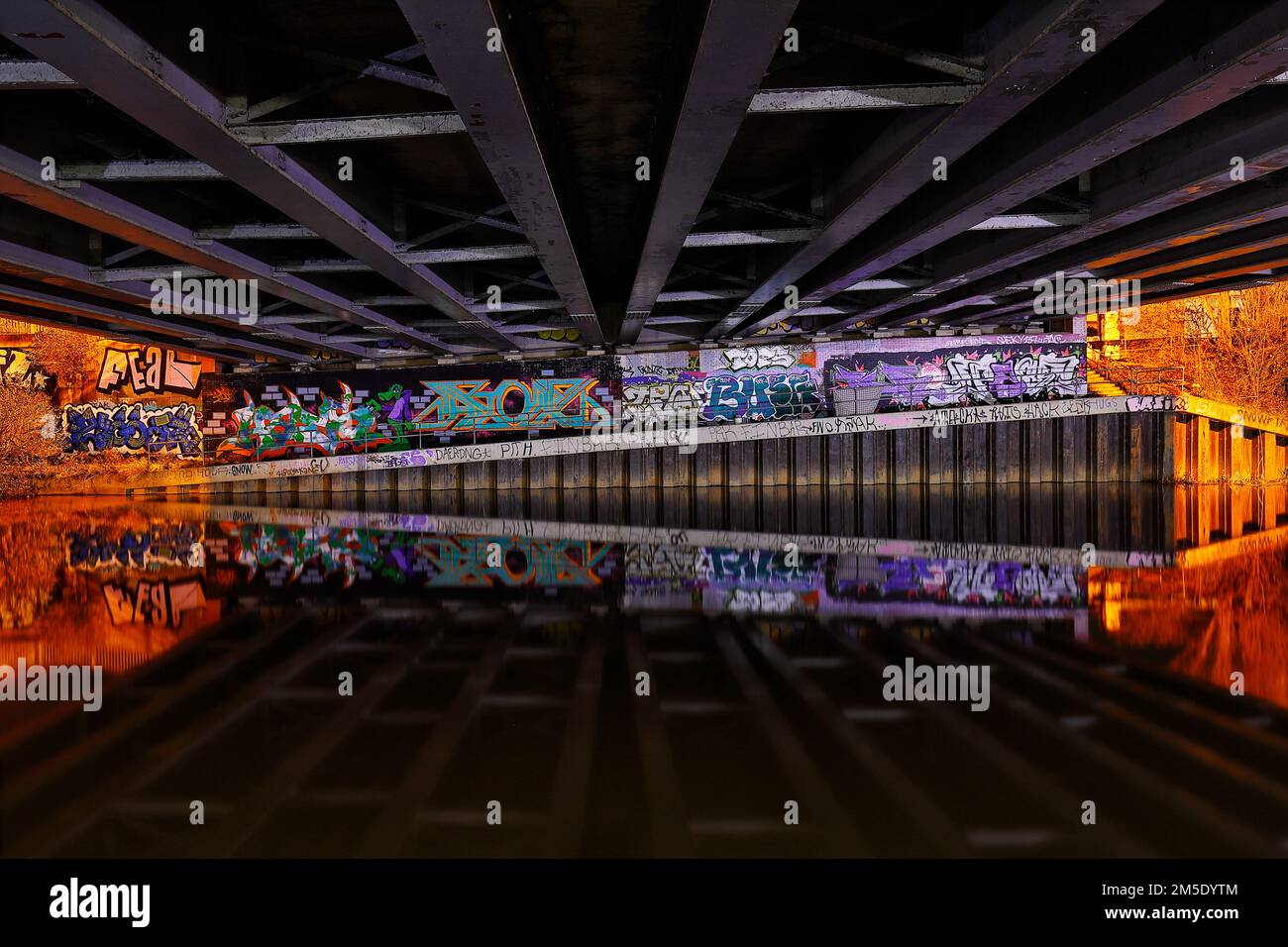 Street art reflections hi-res stock photography and images - Alamy