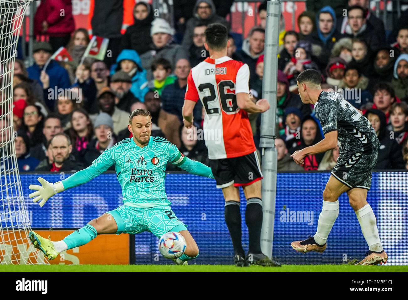 Rotterdam - Feyenoord keeper Timon Wellenreuther, Mohamed Bouchouari of ...