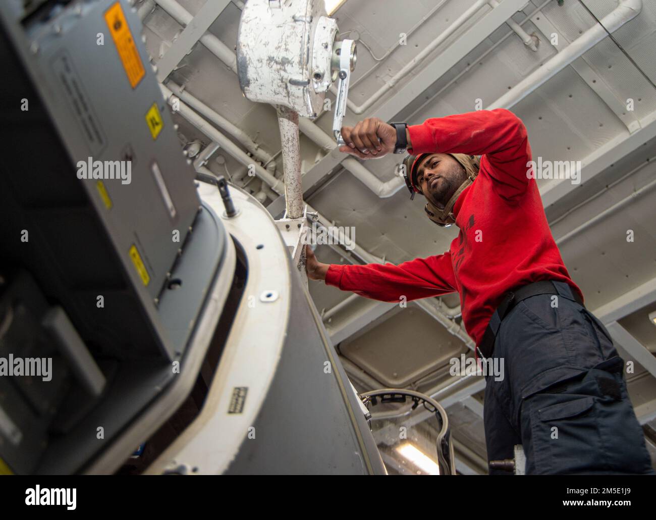 Gun hoist hi-res stock photography and images - Alamy