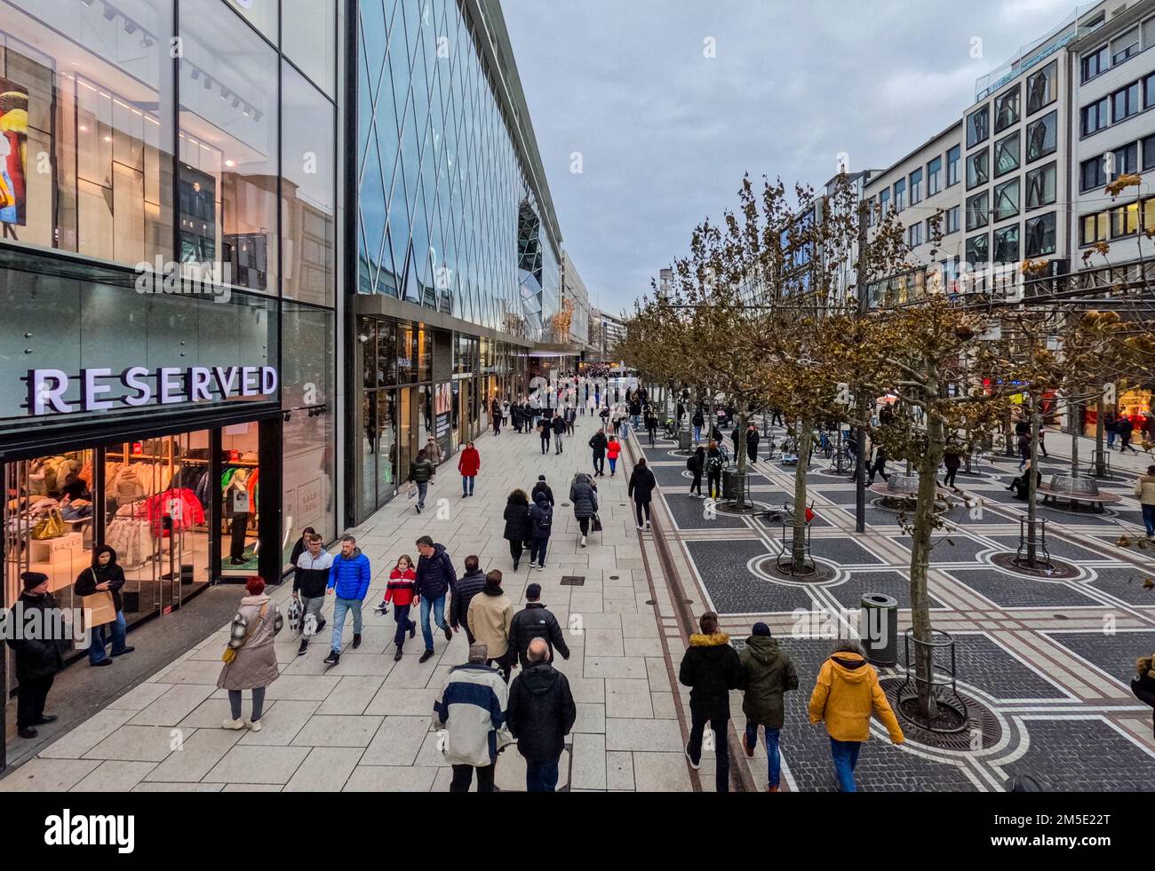 28 December 2022, Hessen, Frankfurt/Main: People stroll along the "Zeil ...