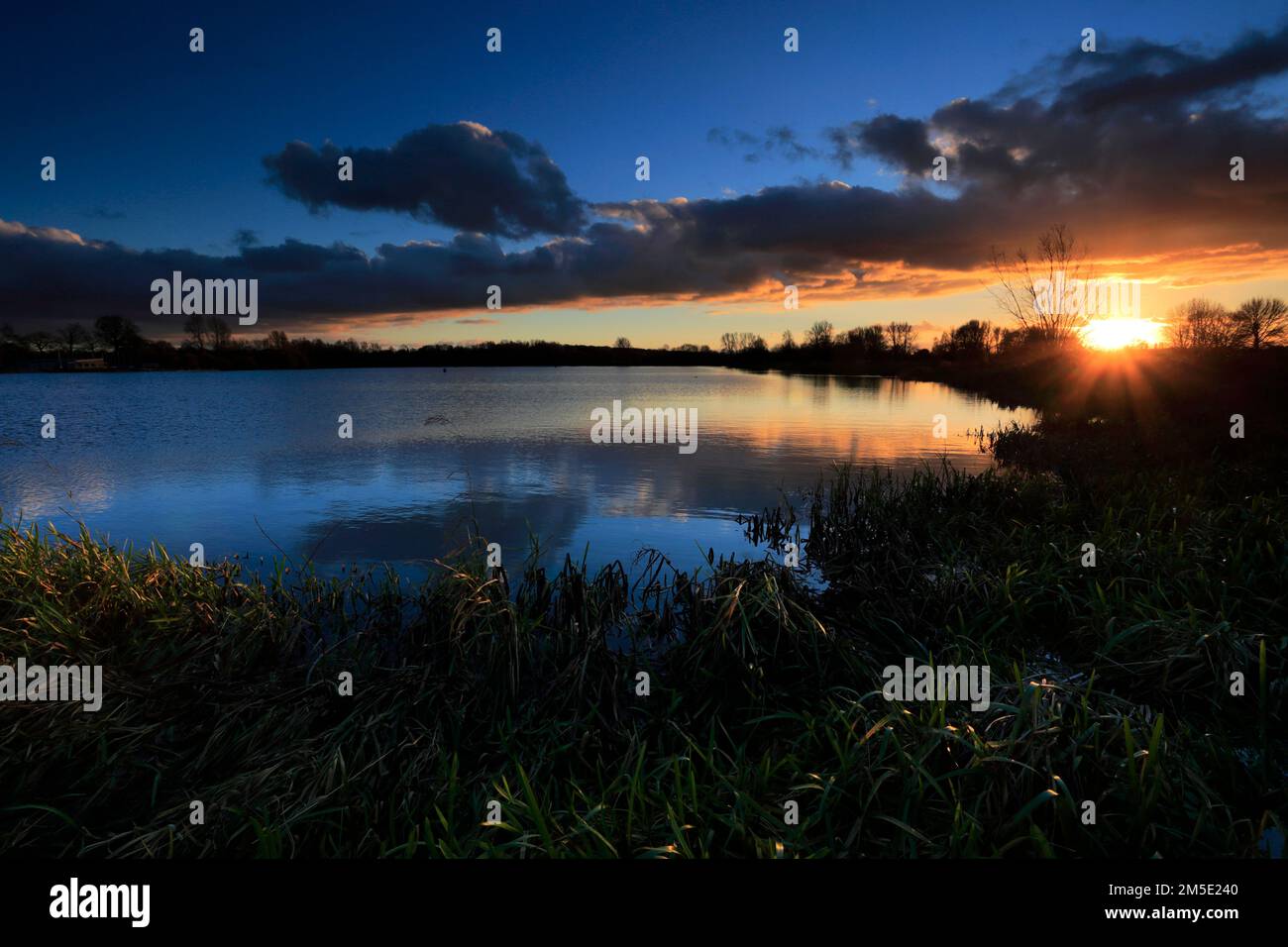 Winter sunset over Ferry Meadows country park, Peterborough ...