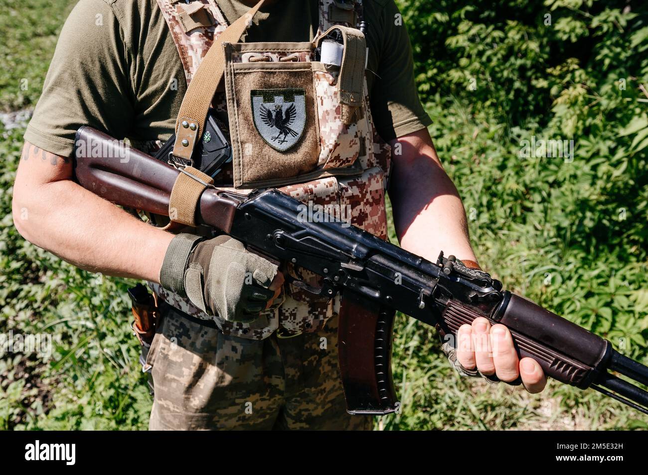 Ukrainian military man holding an automatic rifle, close-up photo ...