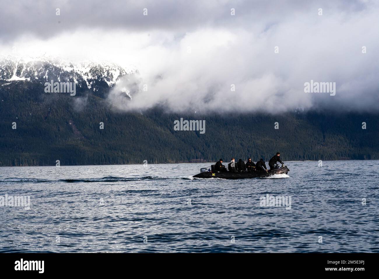 Clearance divers from the Royal Canadian Navy, Fleet Diving Unit ...