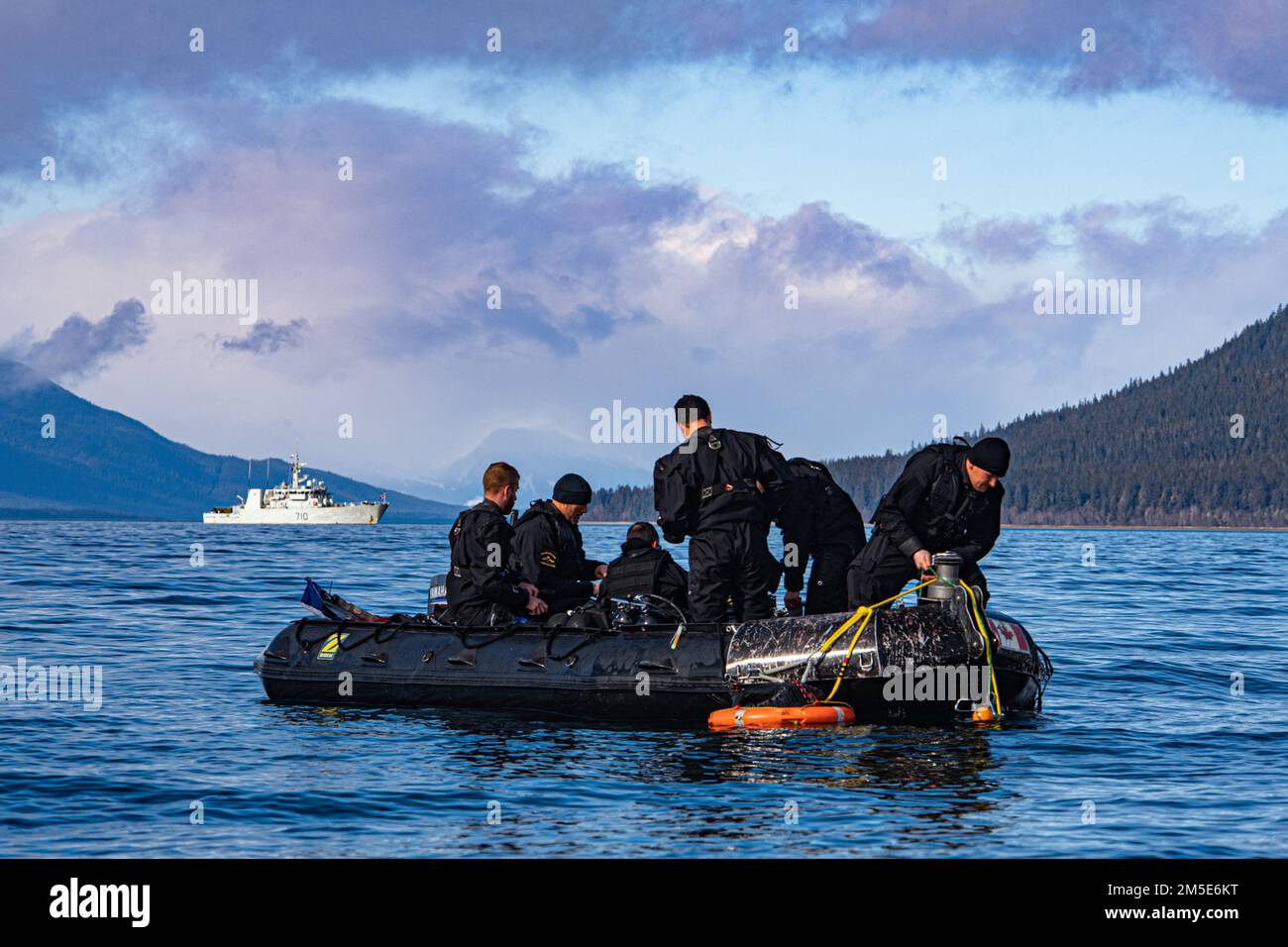 Clearance divers from the Royal Canadian Navy, Fleet Diving Unit ...