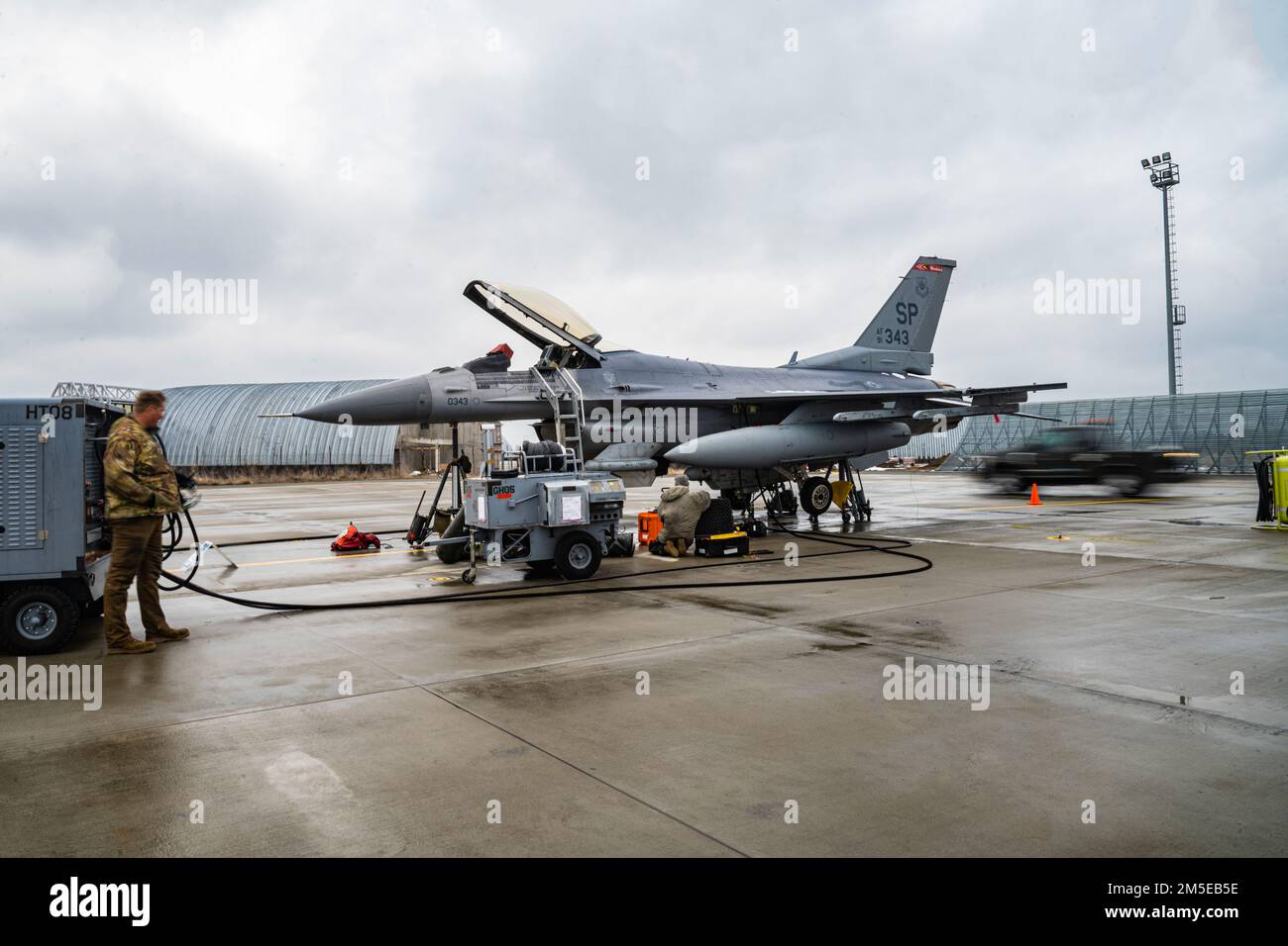 U.S. Air Force F-16 Fighting Falcon maintainers from the 480th ...
