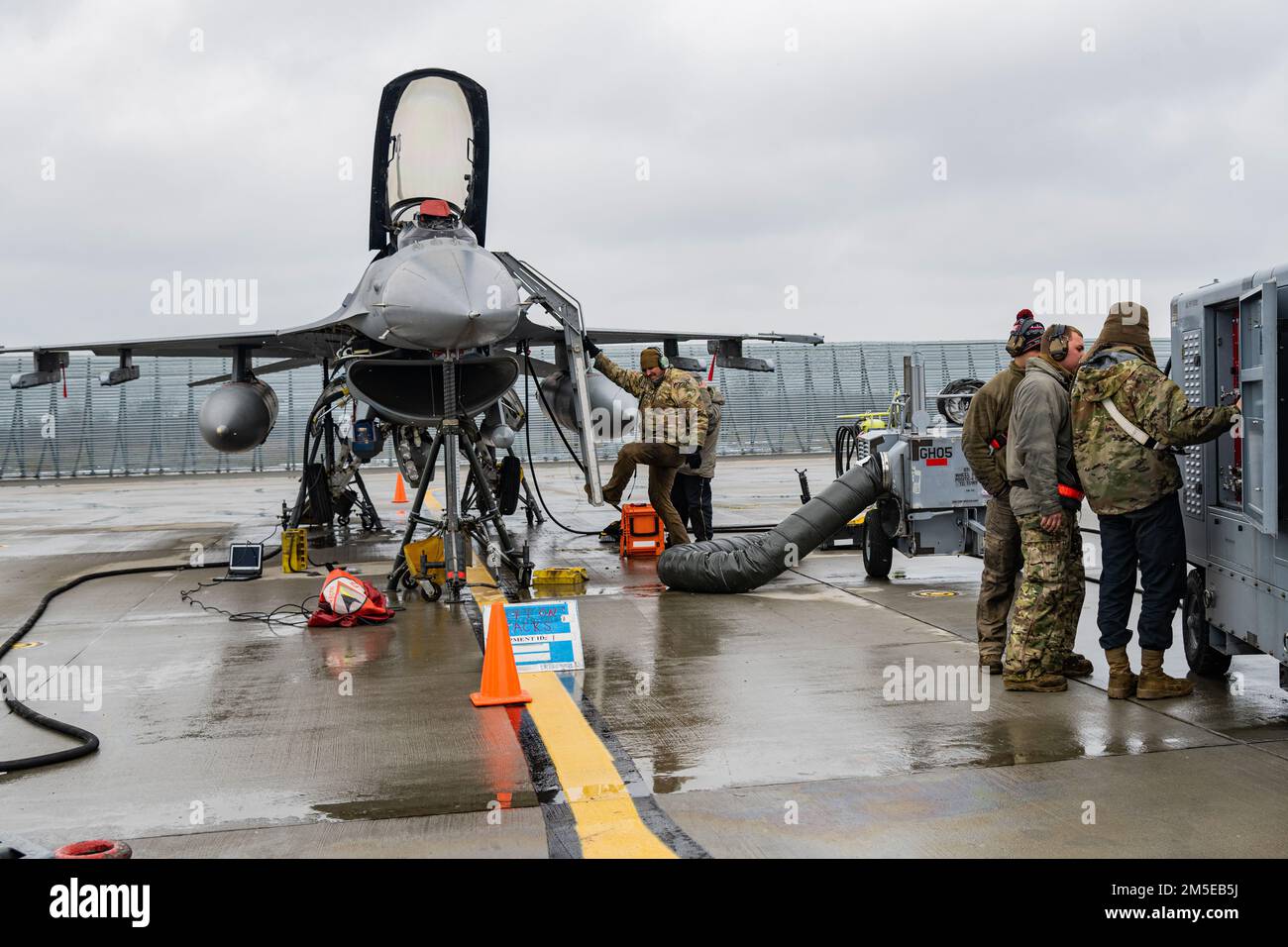 16 fighting falcon mechanics hi-res stock photography and images - Alamy