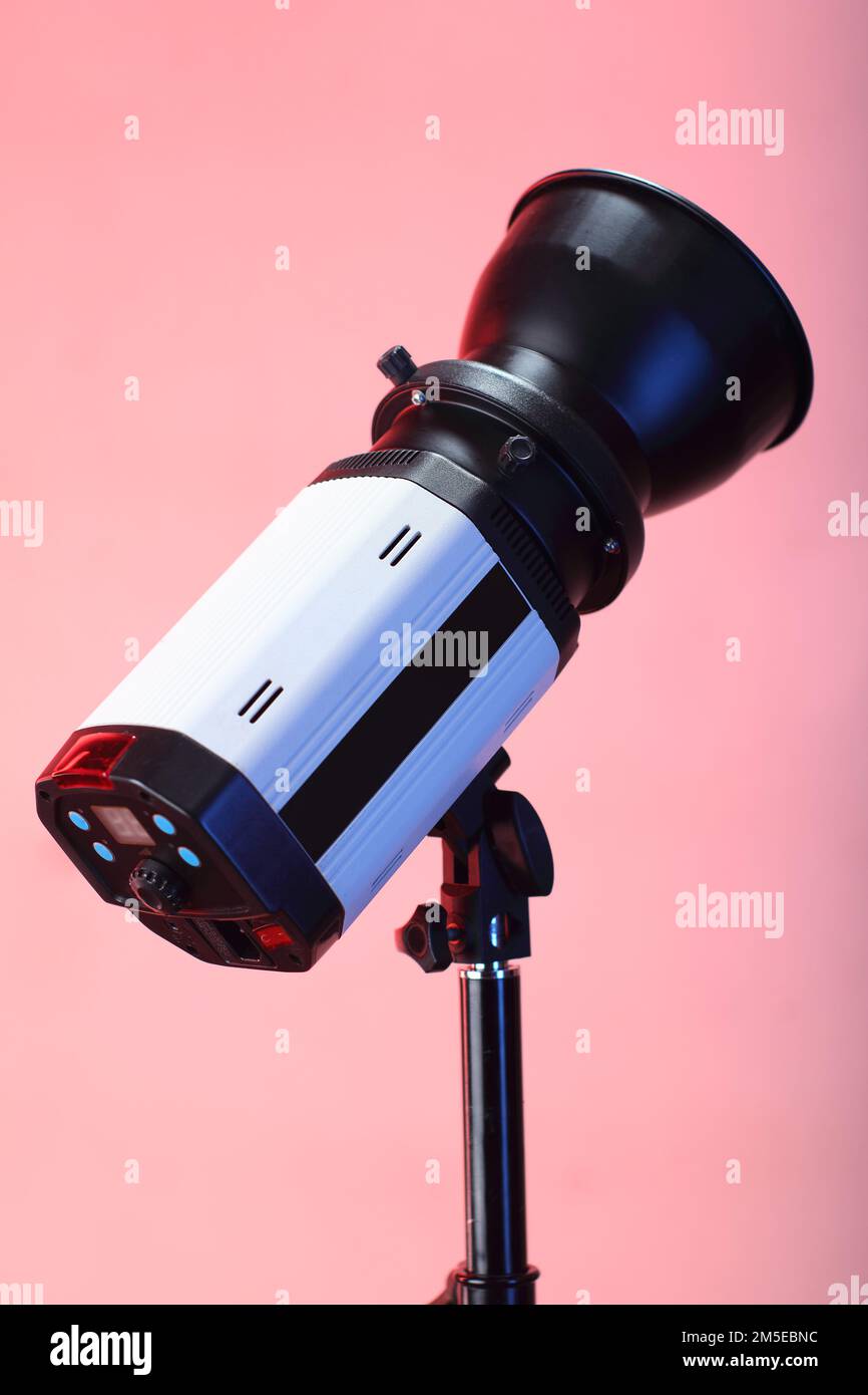 studio flash on a tripod and pink background Stock Photo - Alamy