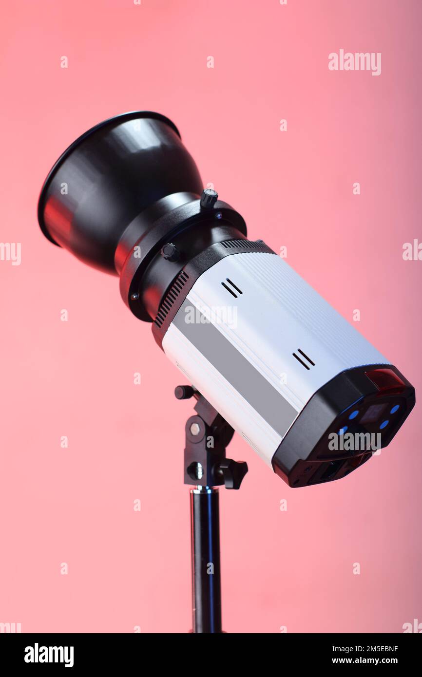 studio flash on a tripod and pink background Stock Photo - Alamy