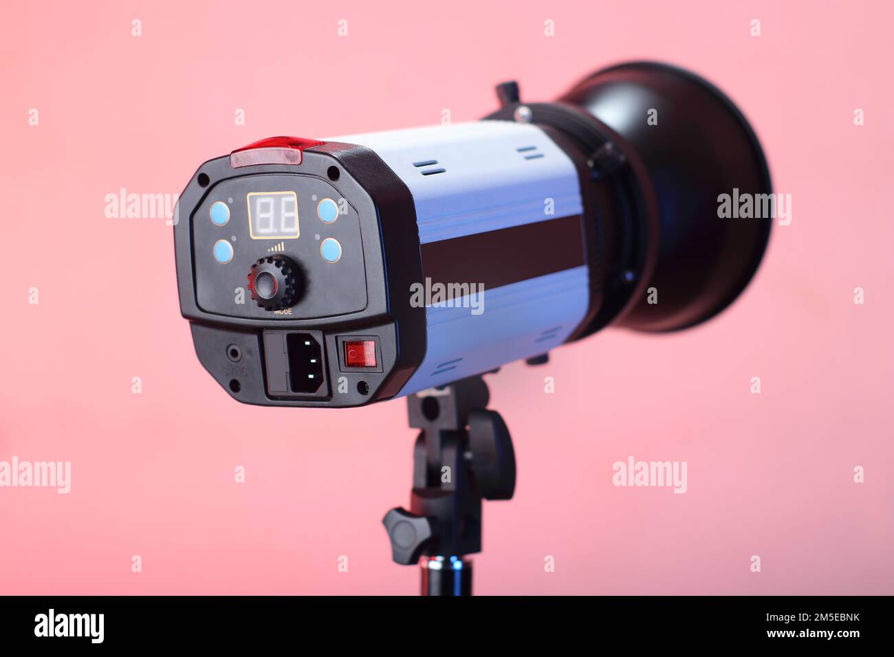 studio flash on a tripod and pink background Stock Photo - Alamy