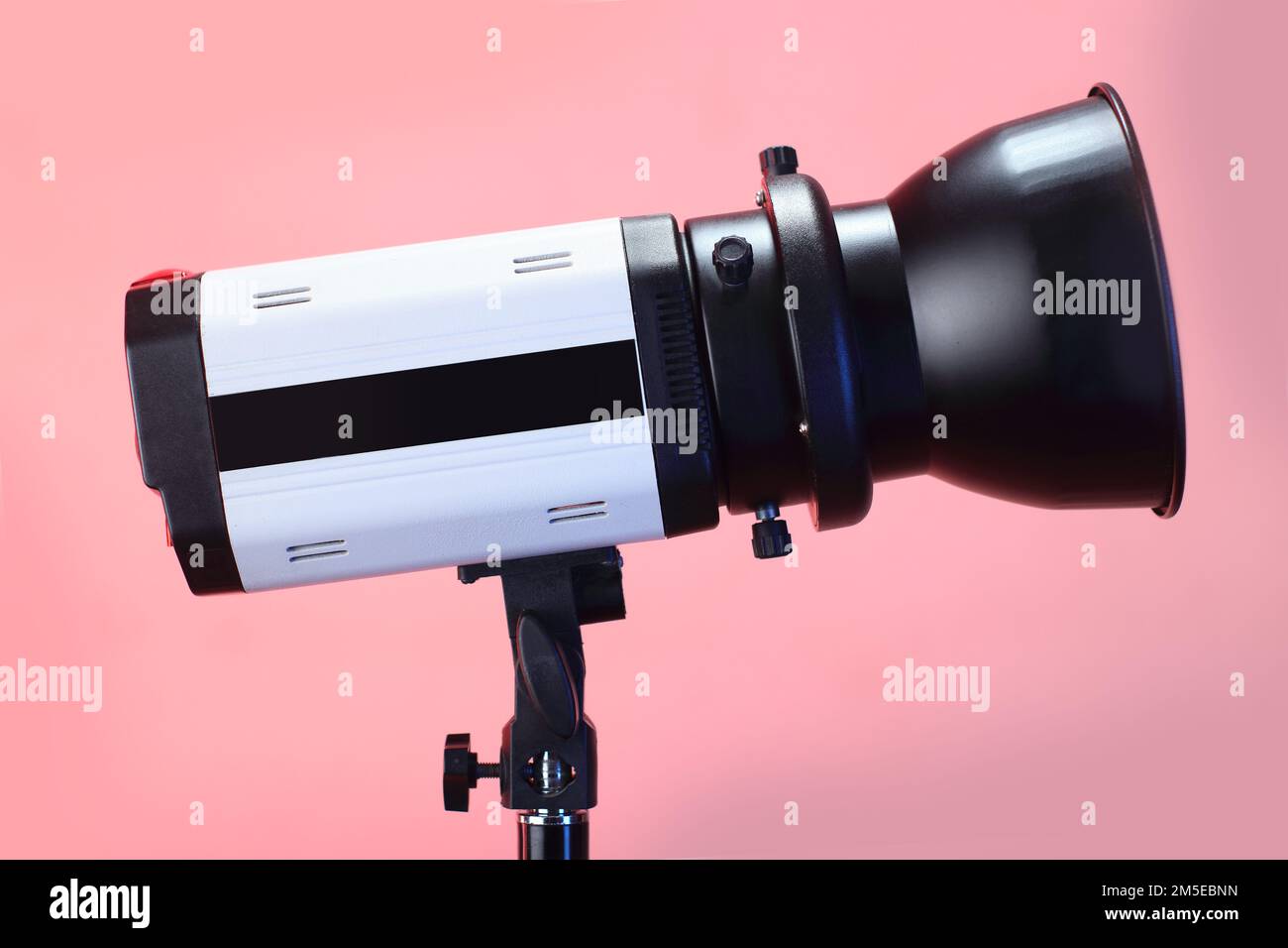 studio flash on a tripod and pink background Stock Photo - Alamy
