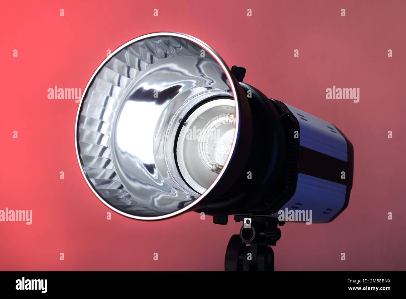 studio flash on a tripod and pink background Stock Photo - Alamy