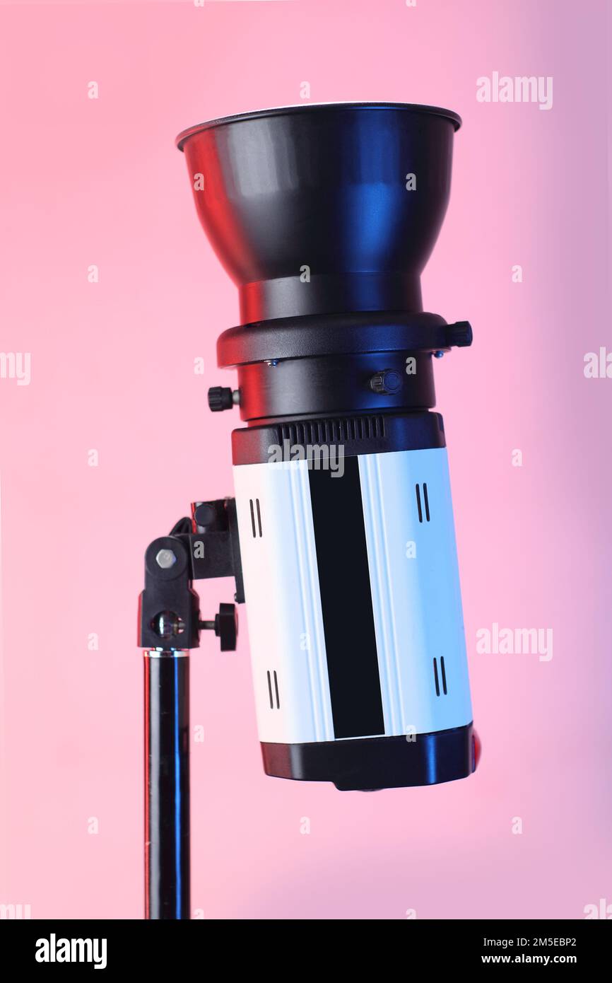 studio flash on a tripod and pink background Stock Photo - Alamy