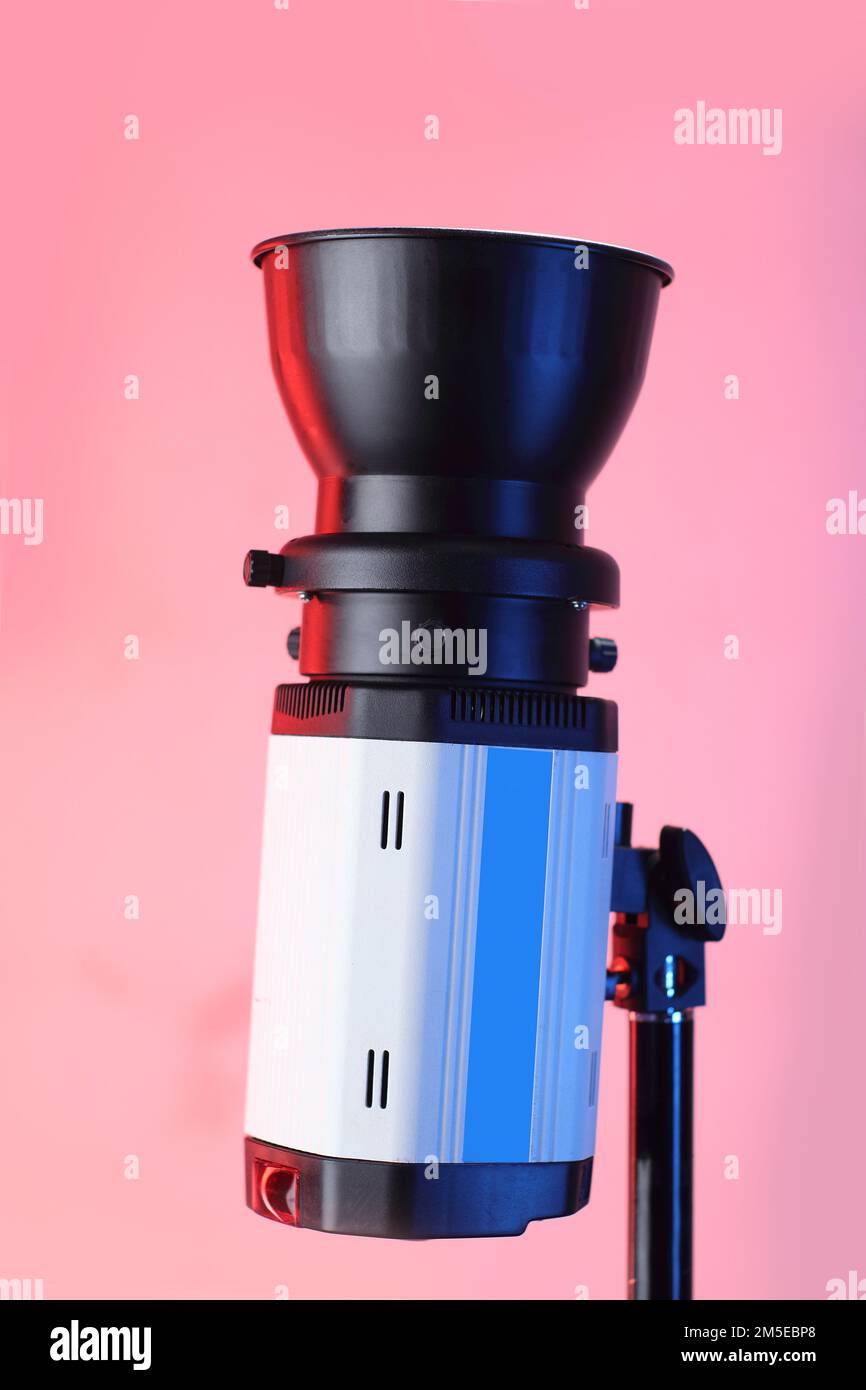 studio flash on a tripod and pink background Stock Photo - Alamy