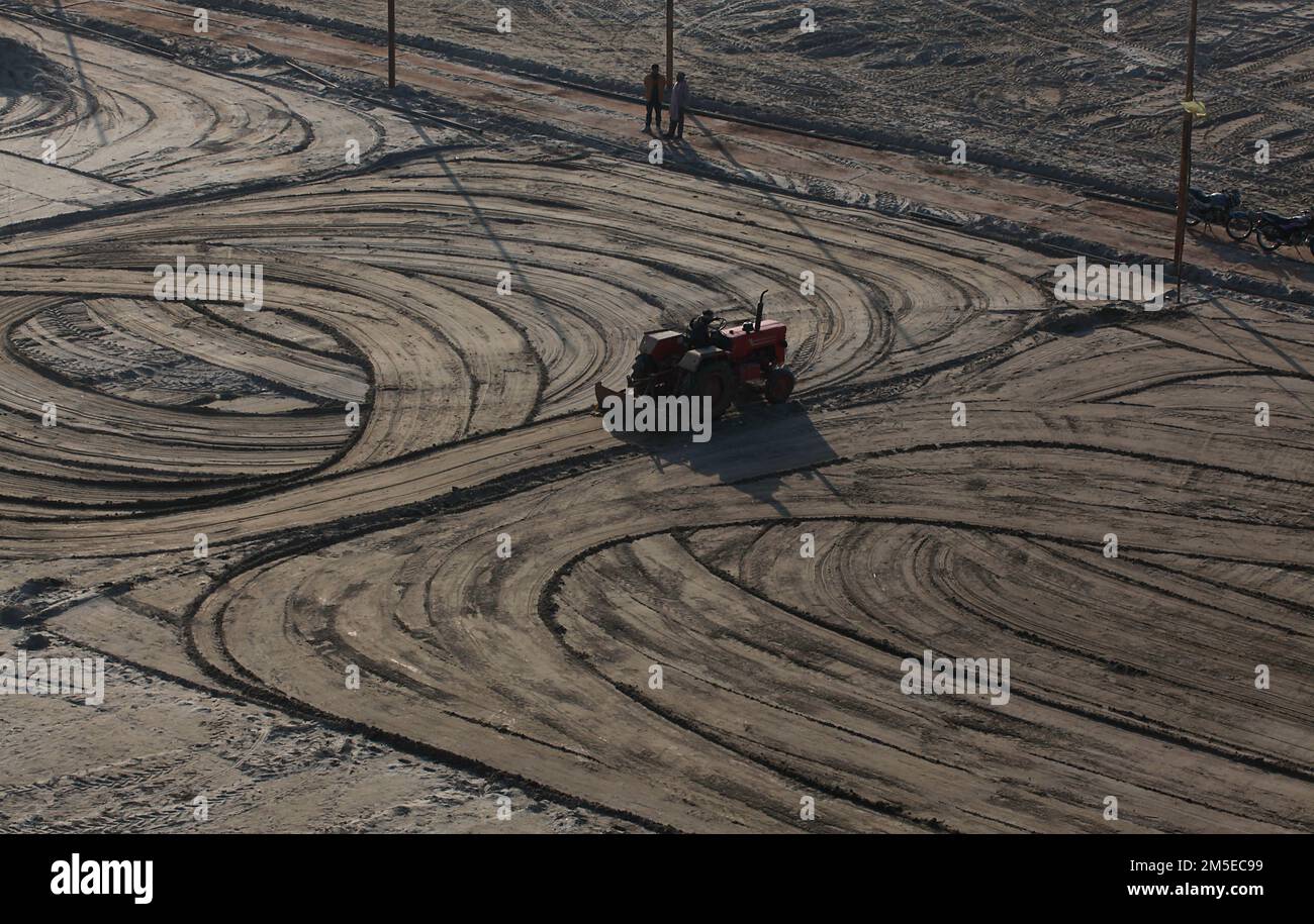 Prayagraj, India. 28/12/2022, Indian Labourer levels the Ganges wet ...