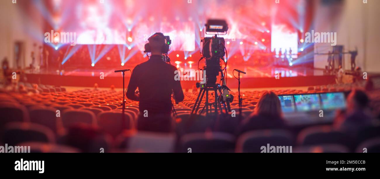 cameraman in the studio on the set of a TV show Stock Photo - Alamy