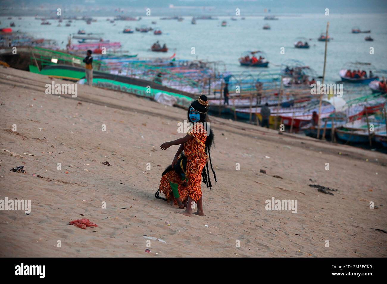 Prayagraj, India. 28/12/2022, Indians children who dressed as Indian ...