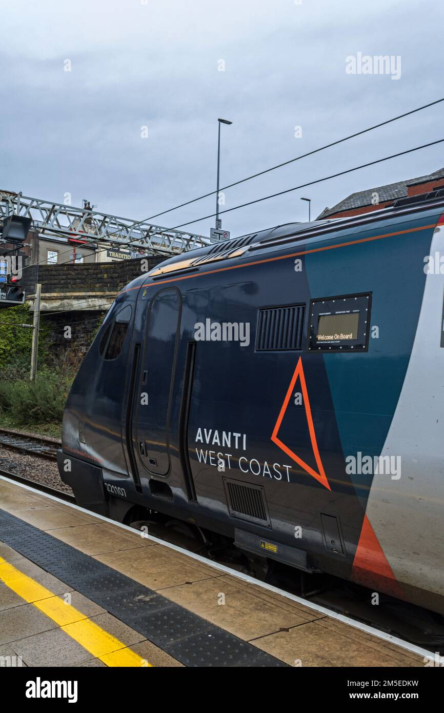 Avanti West Coast Voyager 221107 at platform 6 at Preston railway ...