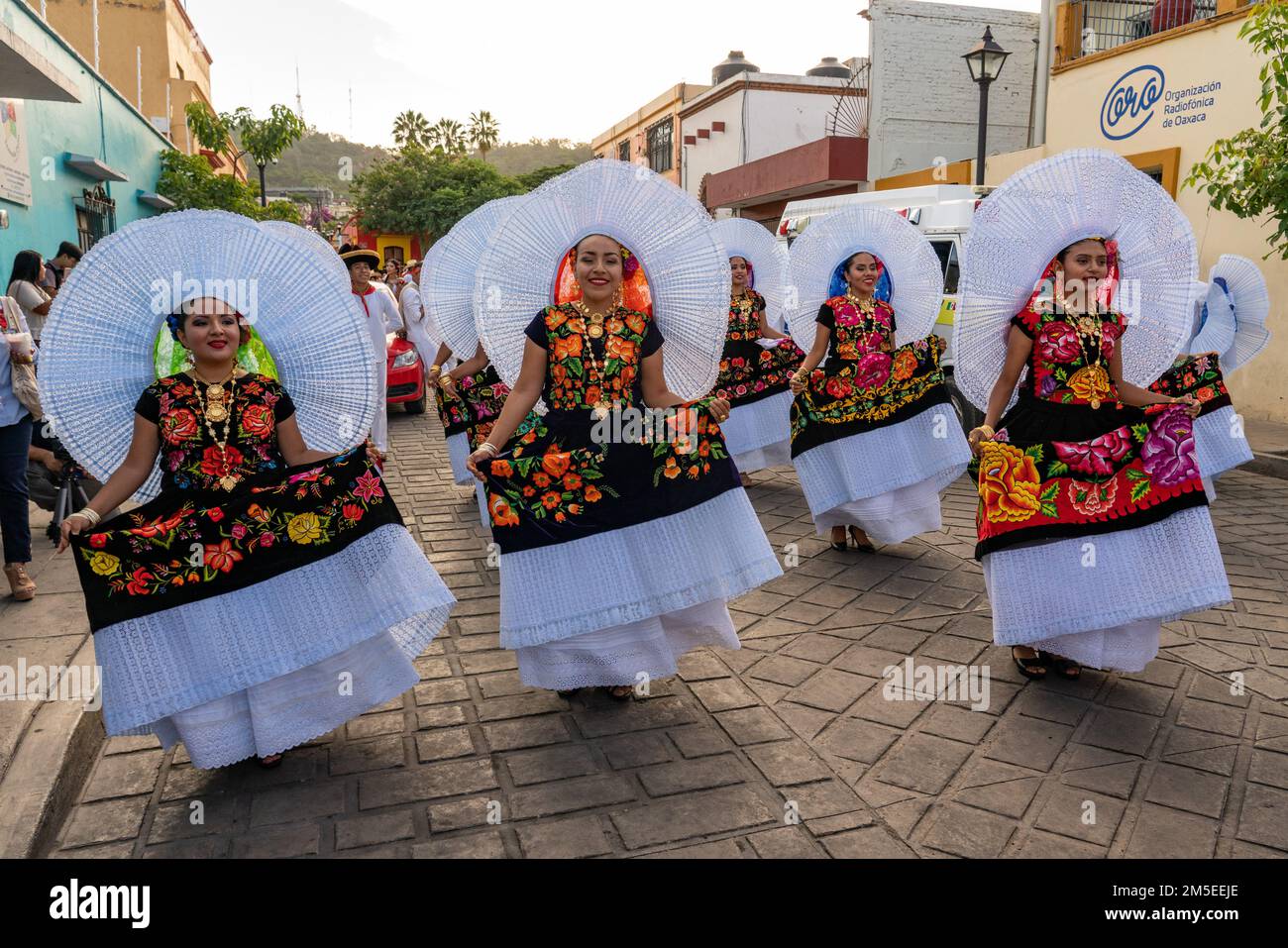 Dancers from Santo Domingo Tehuantepec with their elaborate lace ...