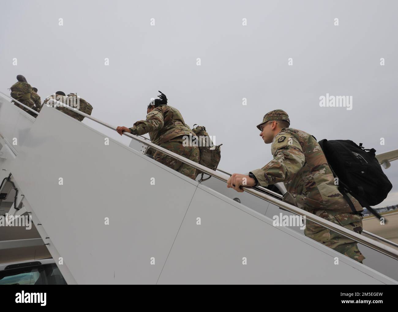 LOUISVILLE, Ky. – V Corps Soldiers board an airplane for Germany March ...
