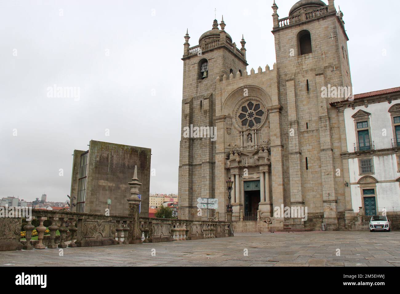 medieval cathedral in porto (portugal Stock Photo - Alamy