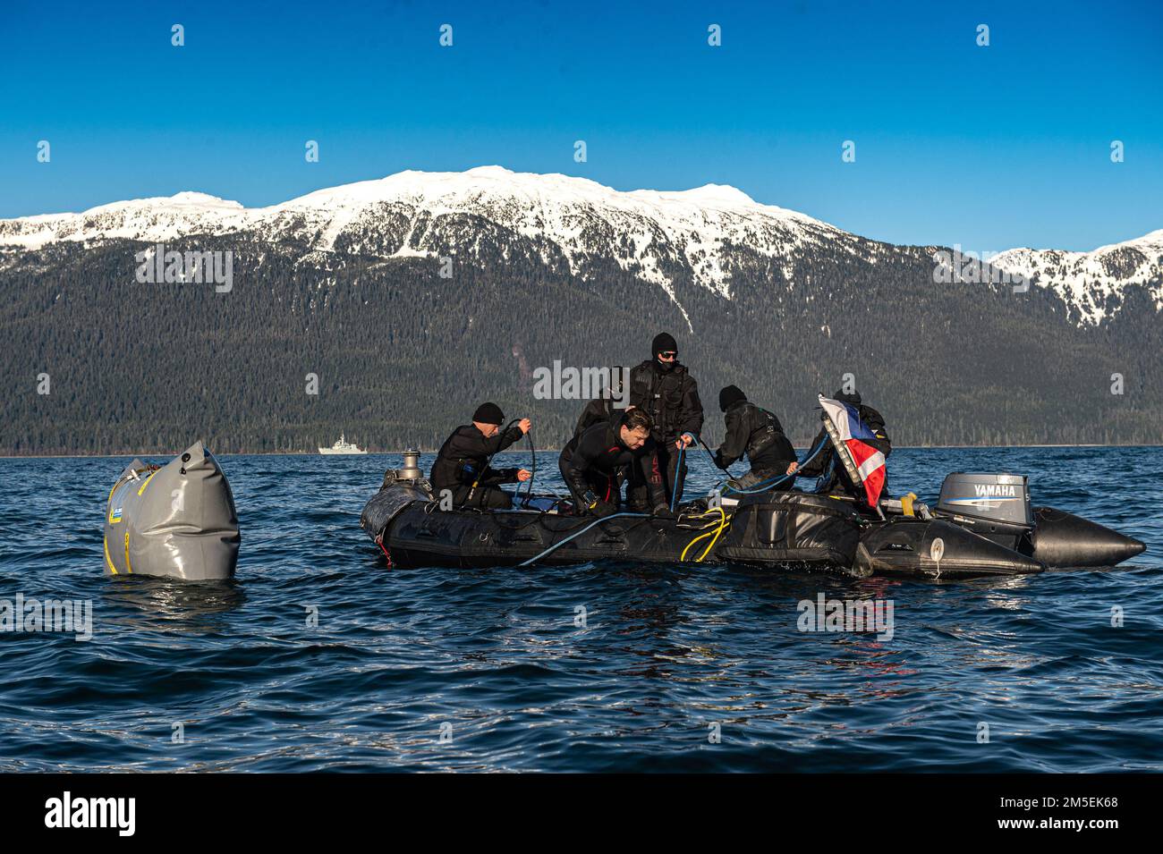 Clearance divers from Fleet Diving Unit-Pacific and port inspection ...