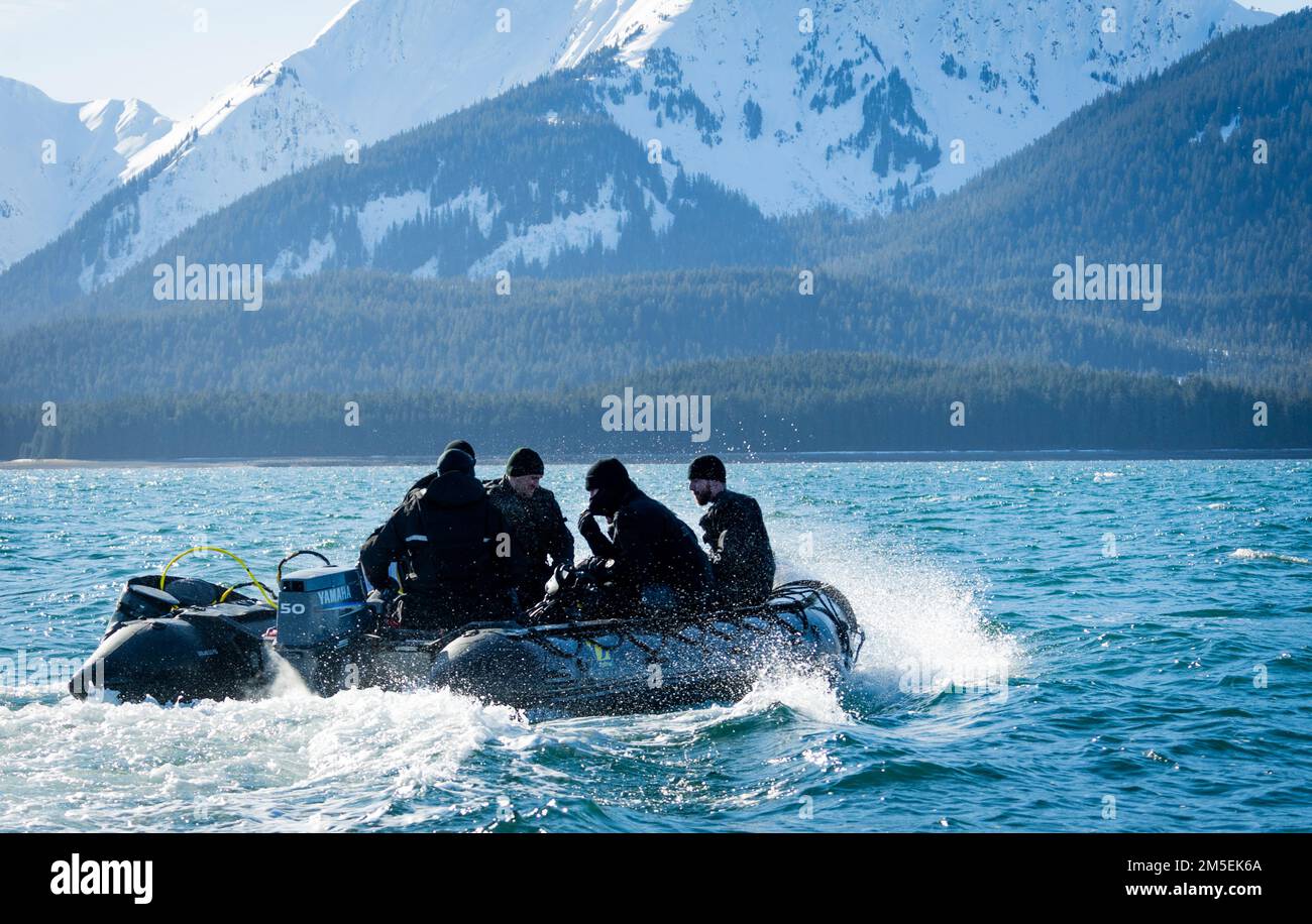 Clearance divers from Fleet Diving Unit-Pacific and port inspection ...
