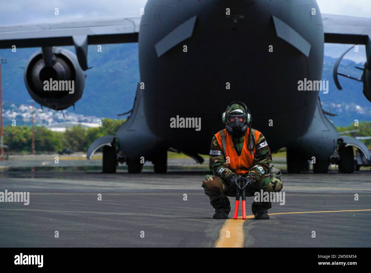 Aircraft maintenance squadron crew hi-res stock photography and images ...