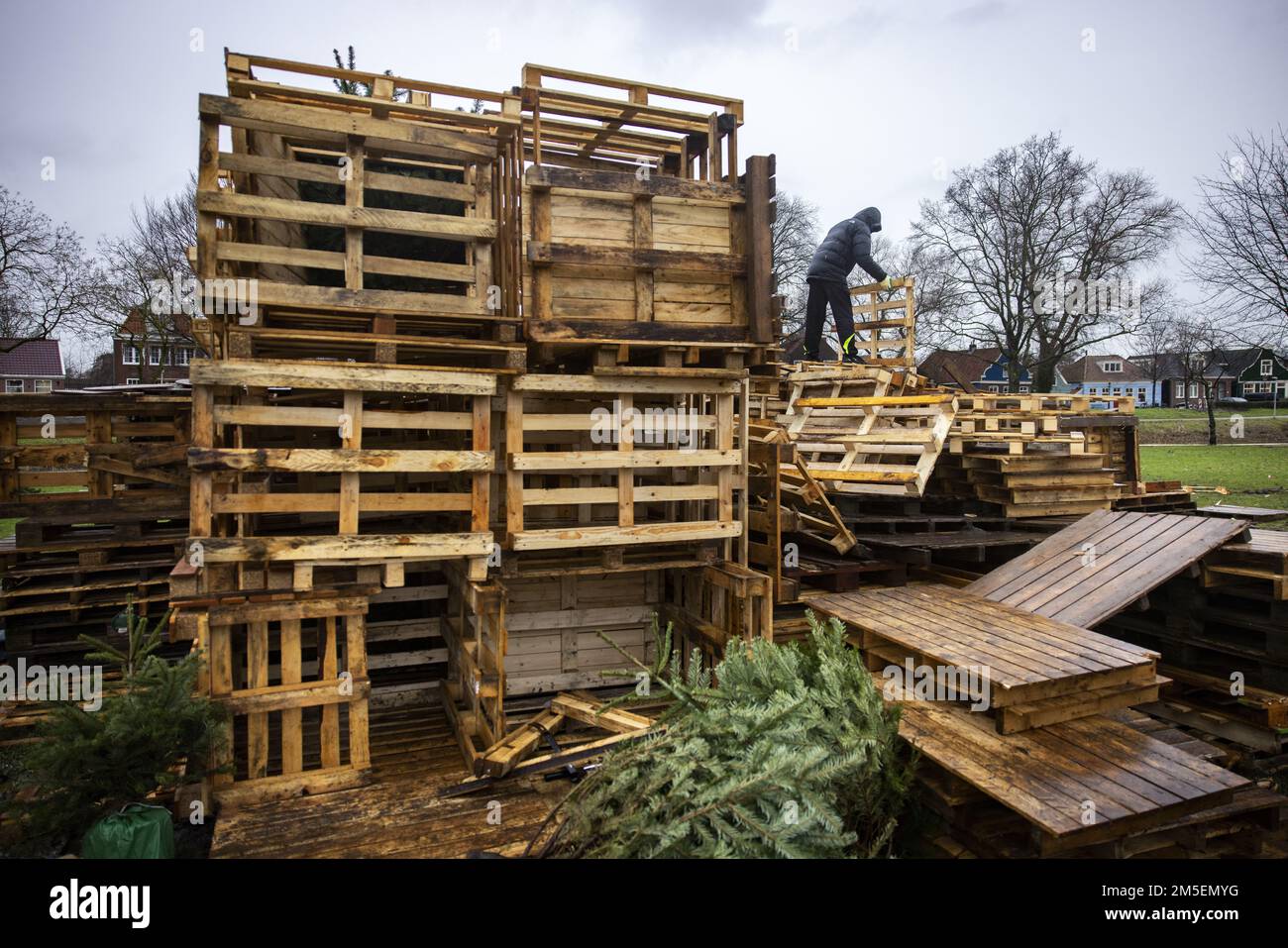 AMSTERDAM - The New Year's Eve bonfire in Floradorp in North Amsterdam ...