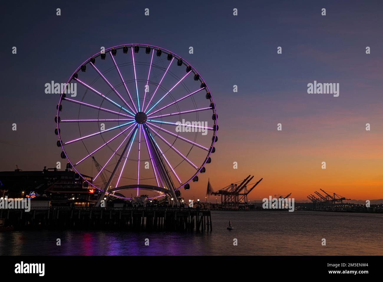 WA22876-00...WASHINGTON - Seattle's Great Wheel, located at Miner's ...