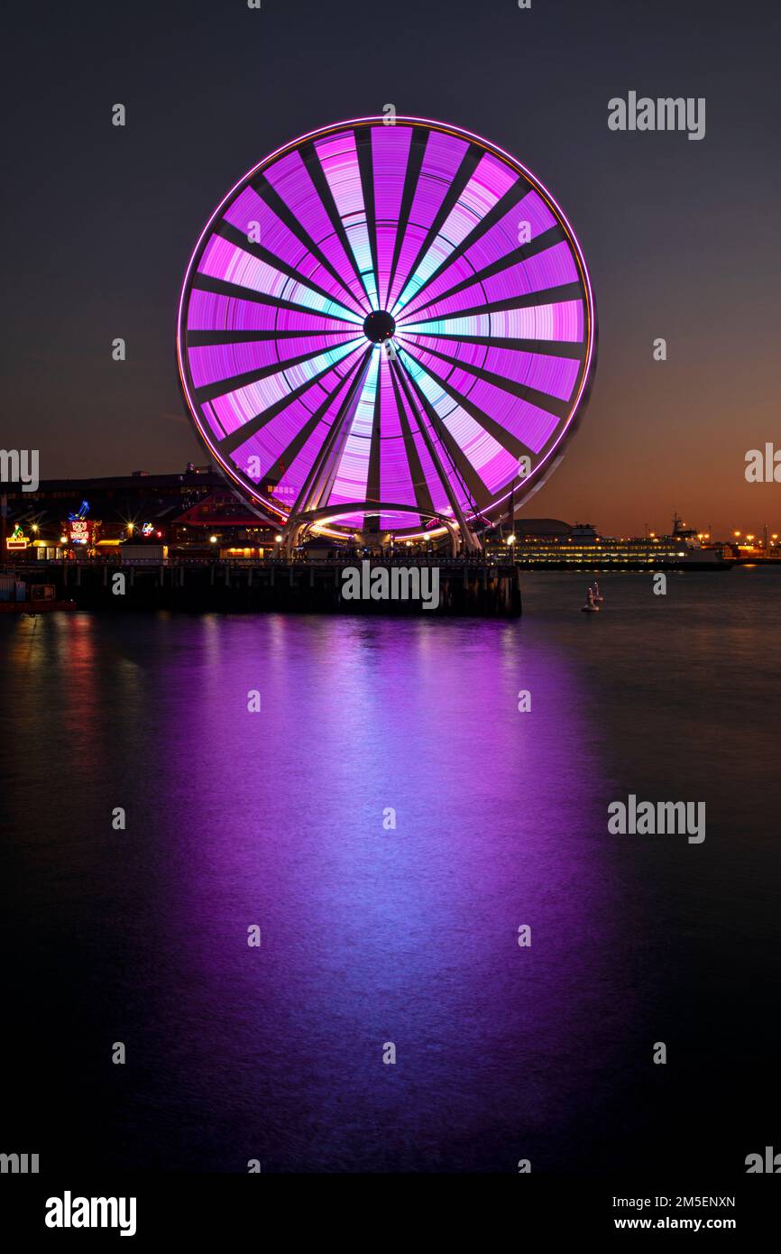 WA22881-00...WASHINGTON - Seattle's Great Wheel, located at Miner's ...