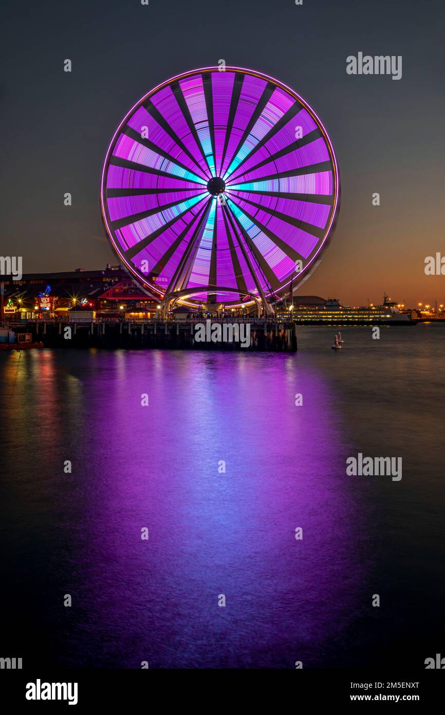 WA22883-00...WASHINGTON - Seattle's Great Wheel, located at Miner's ...