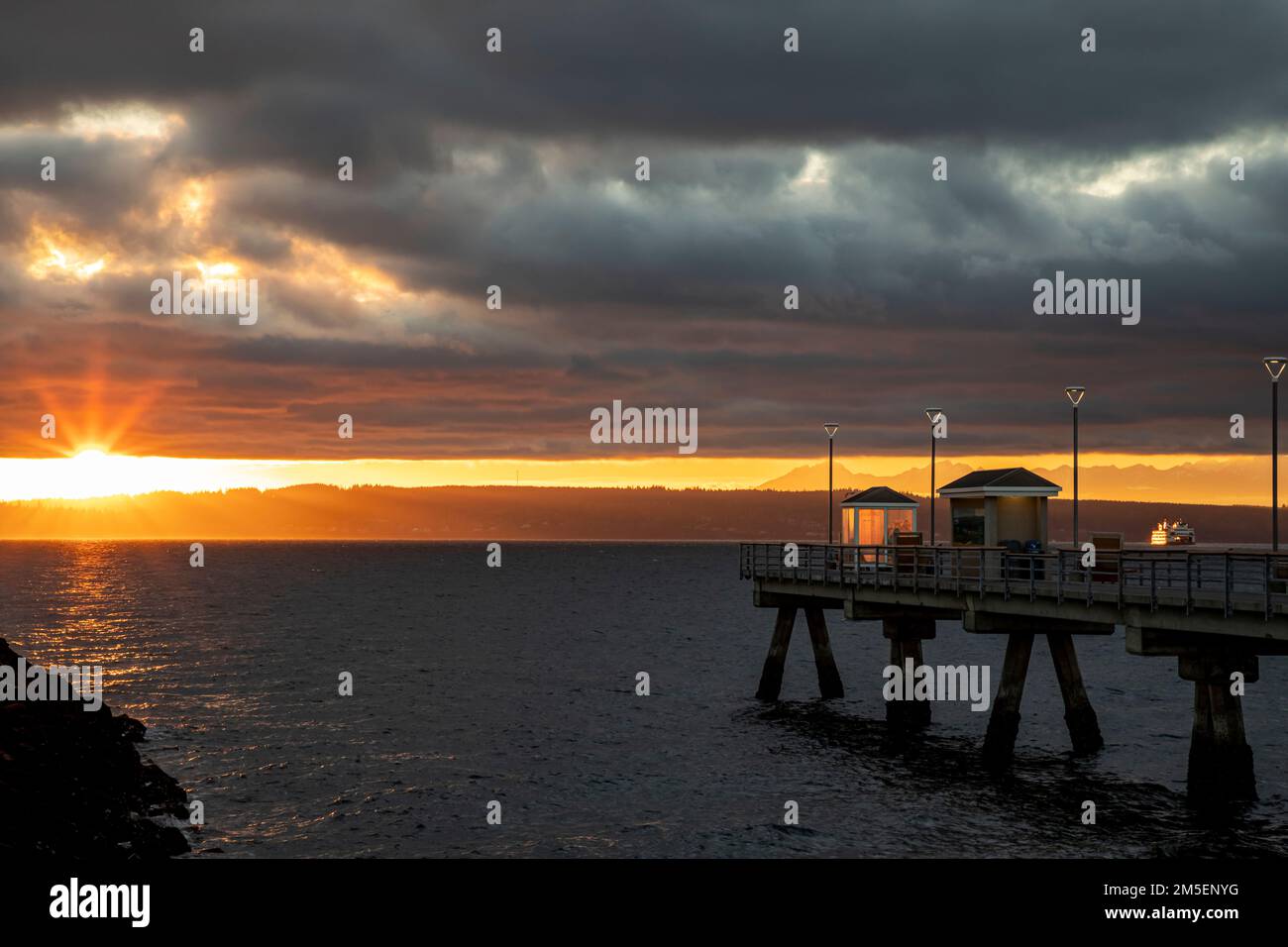 WA22892-00...WASHINGTON - Edmonds Fishing Pier in the Salish Sea ...