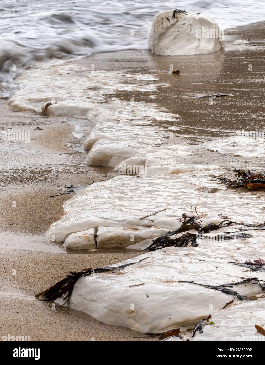 Chalk outcrop running over a beach in North Yorkshire Stock Photo - Alamy