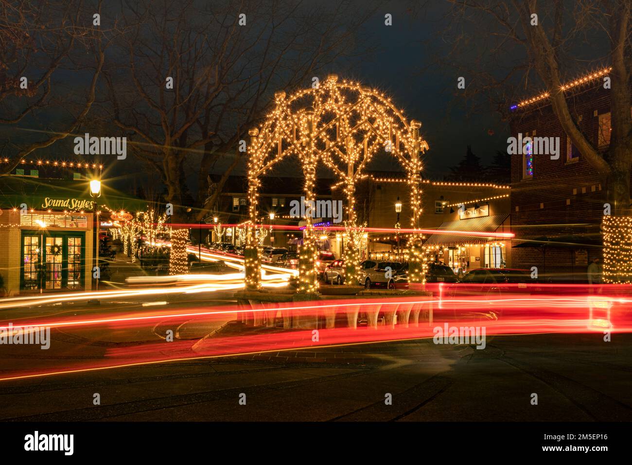 WA22902-00...WASHINGTON - Cars heading around the round about on a ...