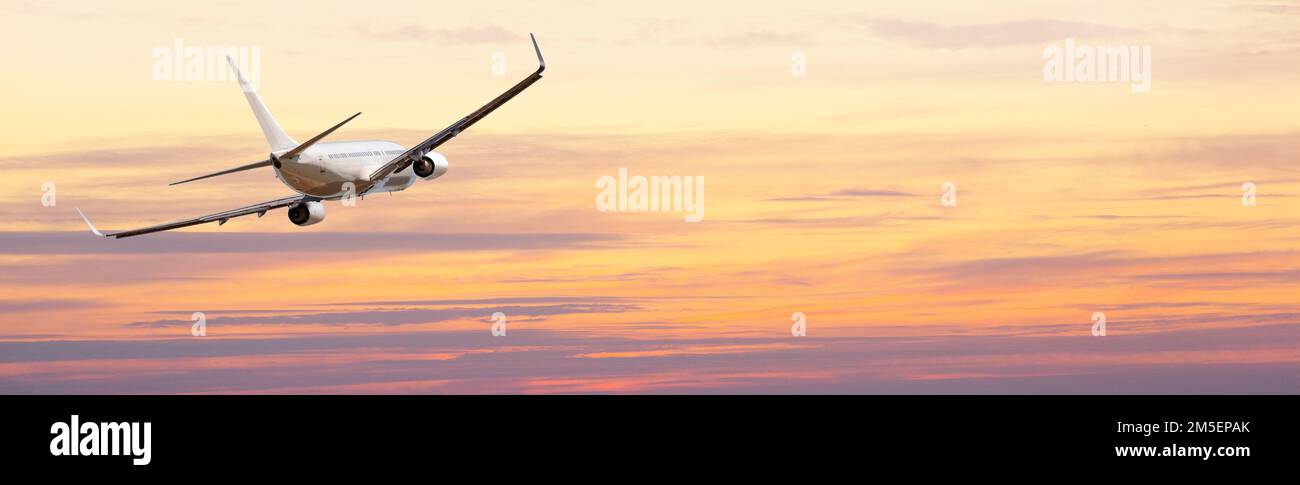 Plane flying into sunset hi-res stock photography and images - Alamy