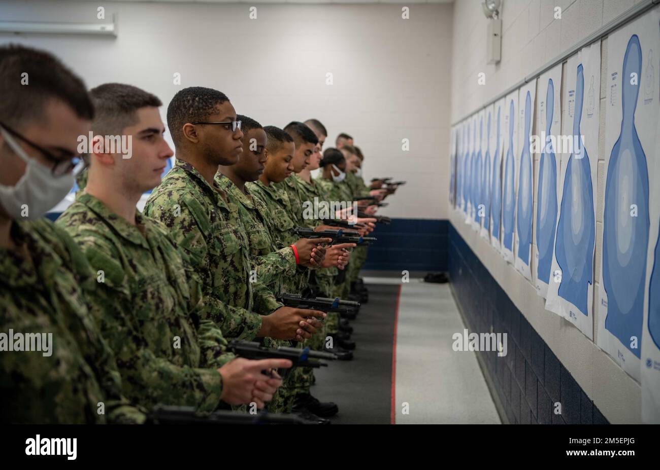 Recruits recieve weapons familiarization training at the Small Arms ...