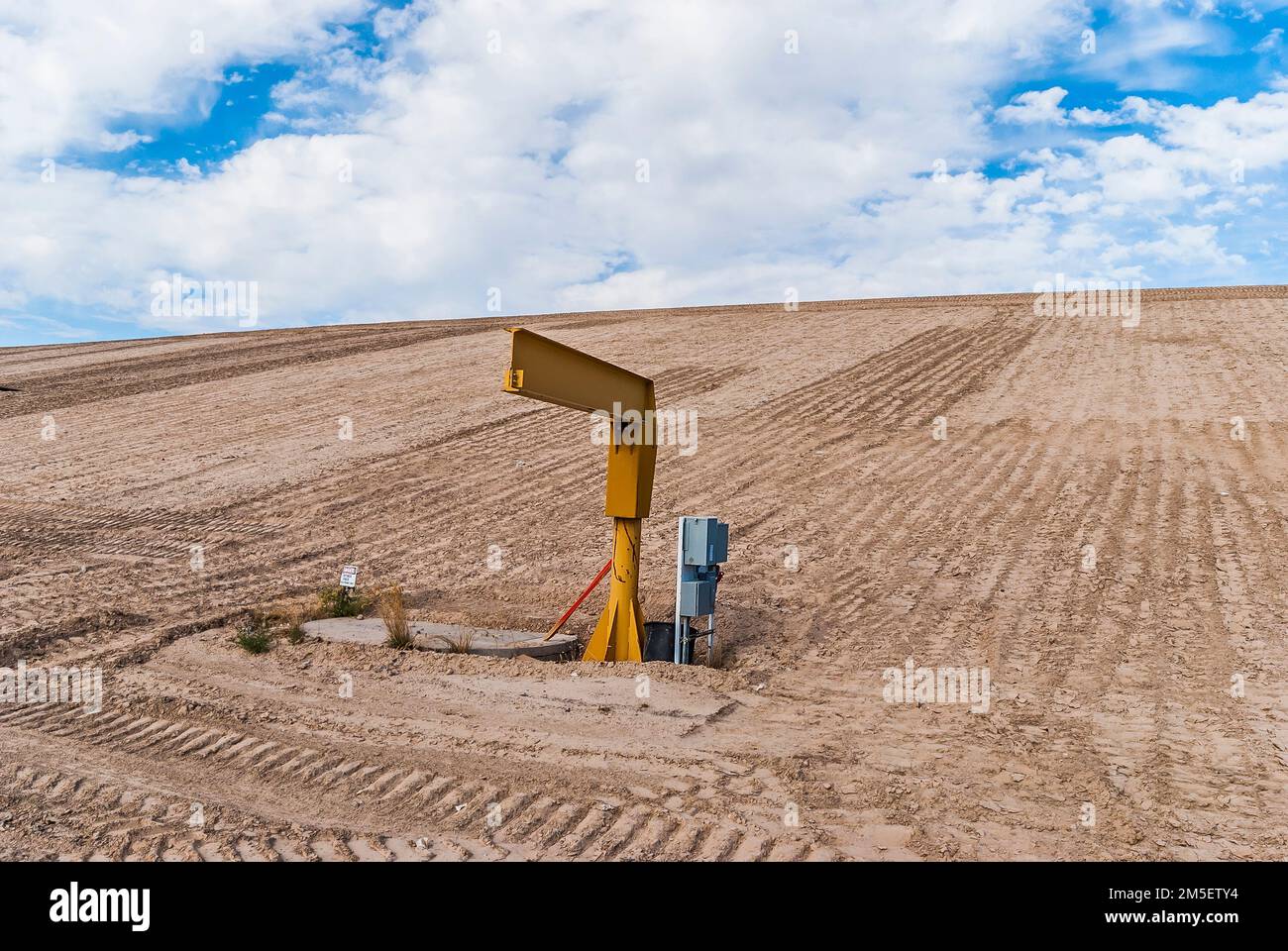 Inverted L-shaped jib crane structure for lifting heavy concrete covers ...