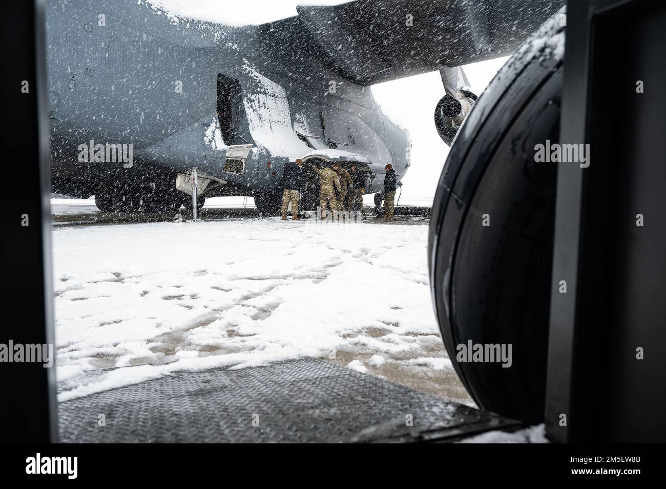 Aircraft tires hi-res stock photography and images - Alamy