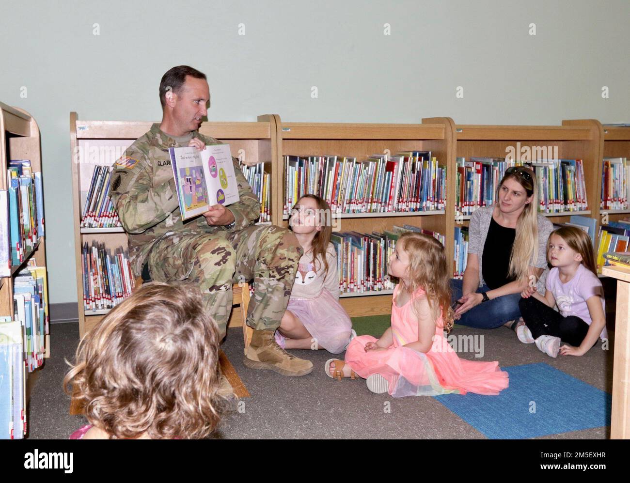 Children centered hi-res stock photography and images - Alamy