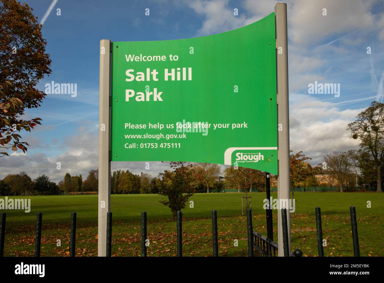 Slough, UK. 28 October, 2022. A sign is pictured on the perimeter of ...