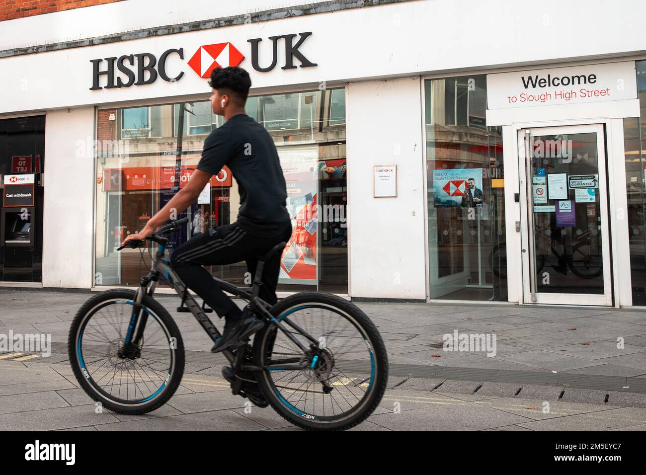 Slough, UK. 28 October, 2022. A cyclist passes a branch of HSBC UK bank ...