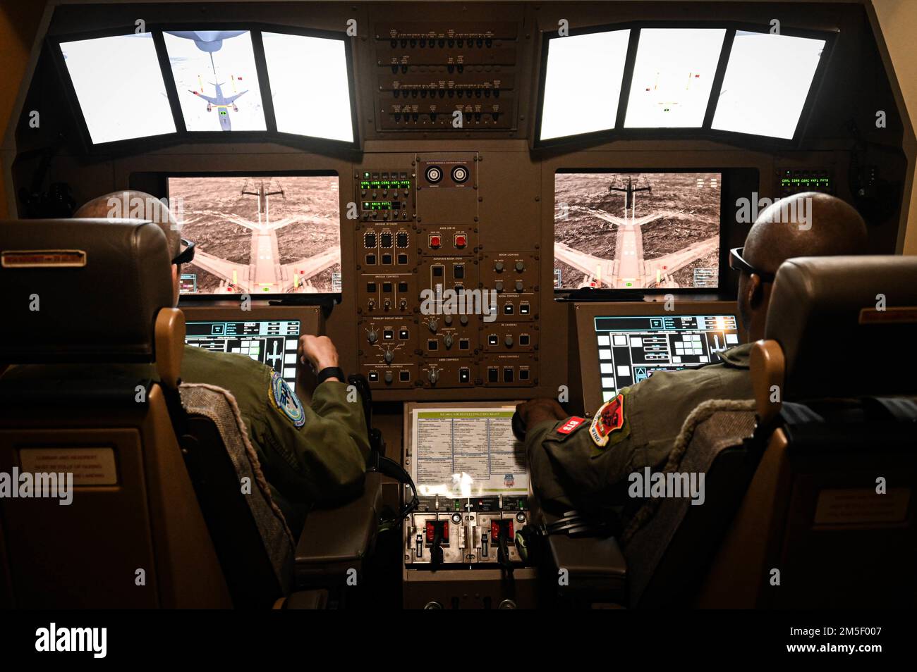 U.S. Air Force Master Sgt. Joseph Vondohlen (left), 54th Air Refueling ...